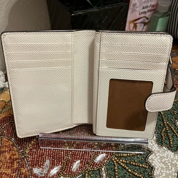 Coach | Bags | Coach Leather White Short Wallet Snap Closure With Gold ...